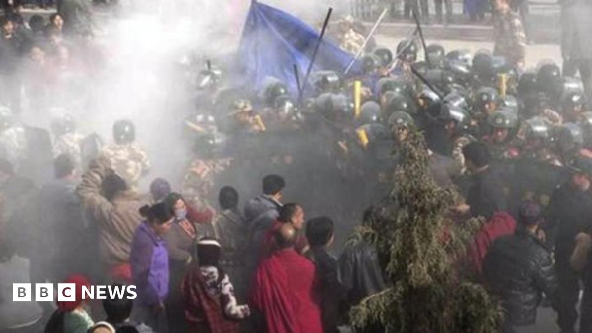 Tibetan immolations: China offers rewards for information - BBC News