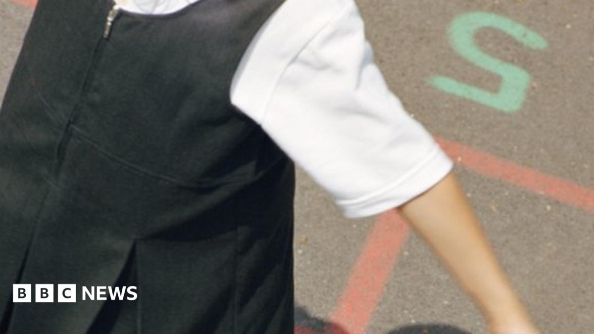 Heads warned by OFT over school uniform costs - BBC News