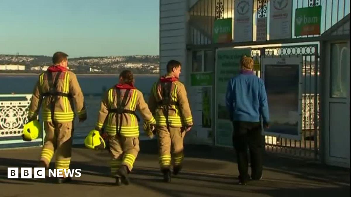 Mumbles Pier, Swansea, damaged by fire - BBC News