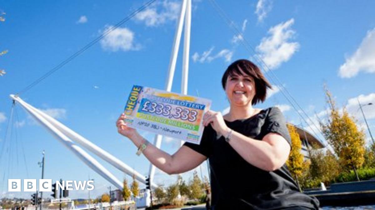 Jacqui Howell wins £333,333 on People's Postcode Lottery - BBC News