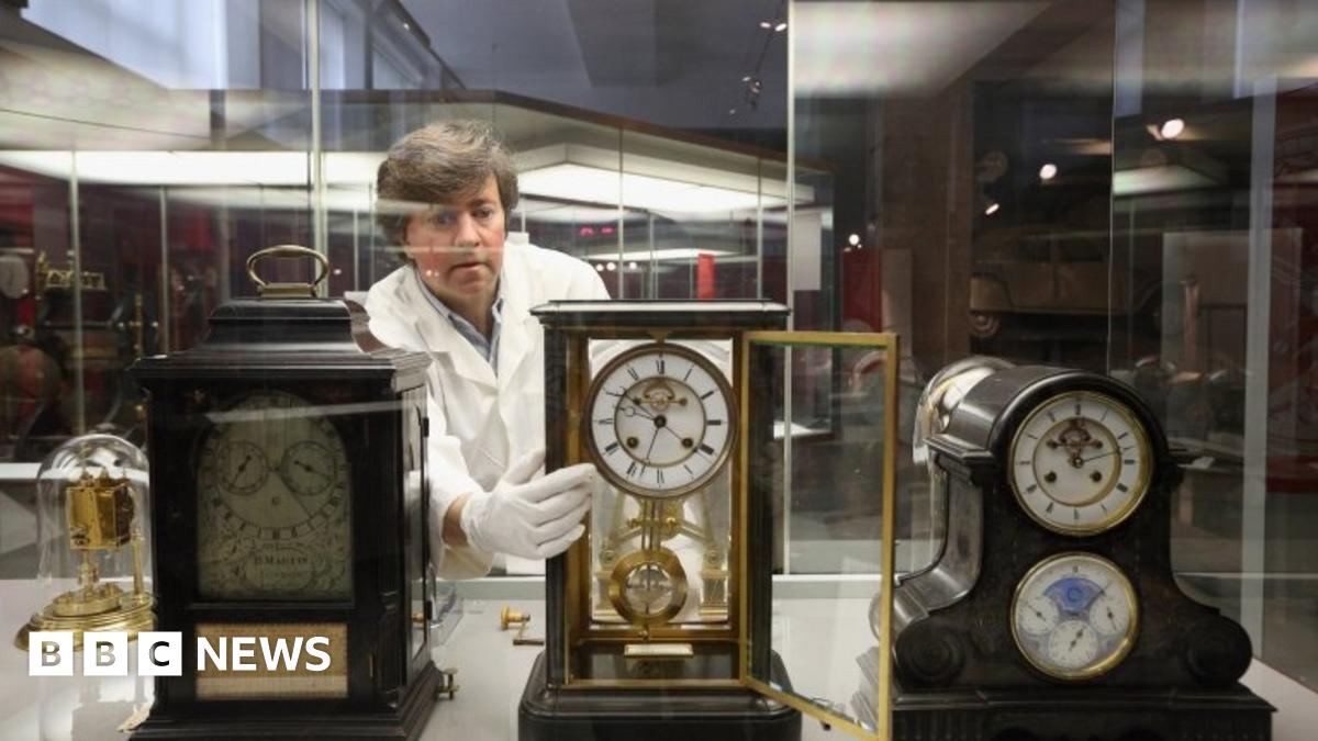 Clocks go back as Greenwich Mean Time returns - BBC News