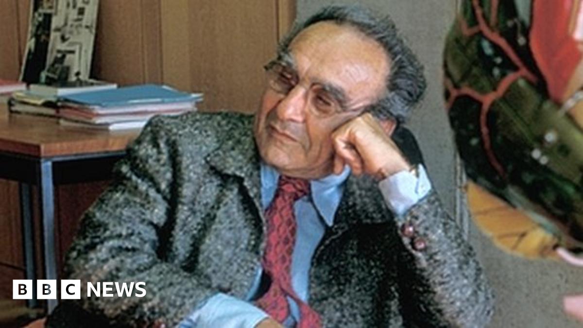 Jacob Bronowski's Hull links honoured with blue plaque - BBC News