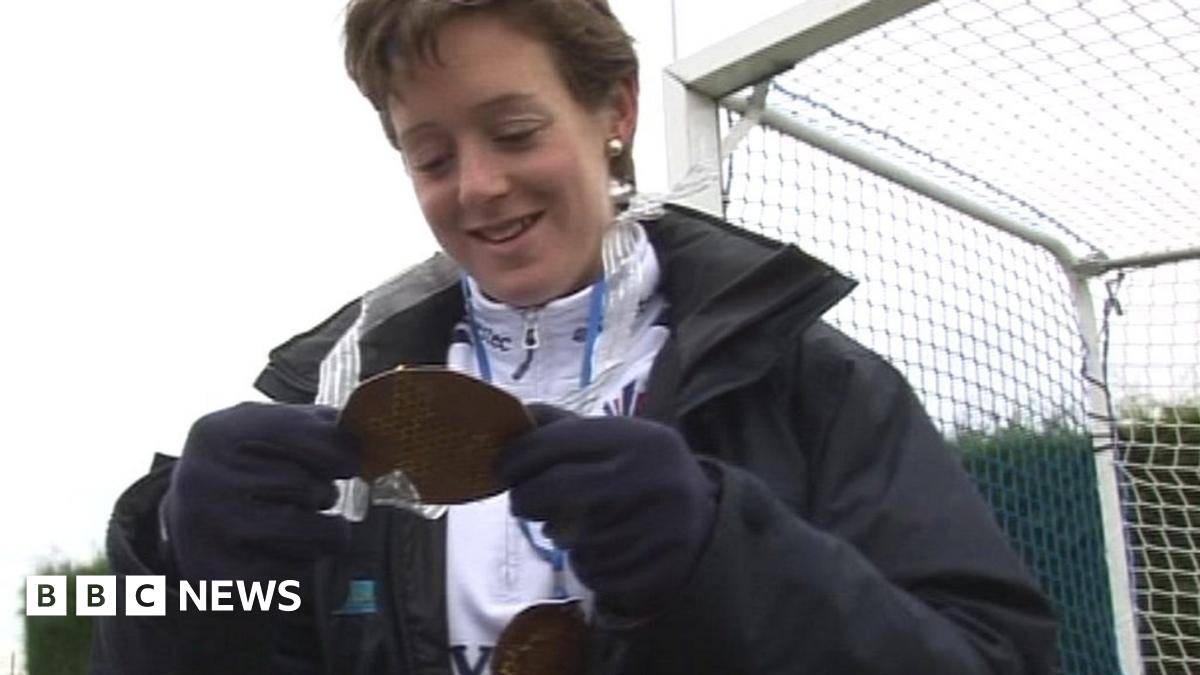Hannah Macleod given cardboard Olympic medals by hockey players - BBC News
