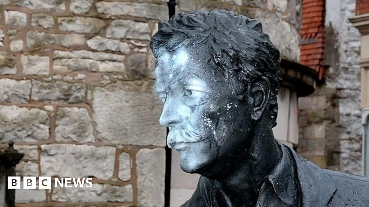 HM Stanley statue in Denbigh has face daubed in white - BBC News