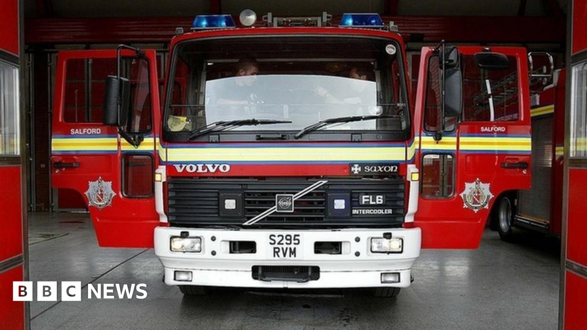 Probe into Gatwick Airport National Express coach fire - BBC News