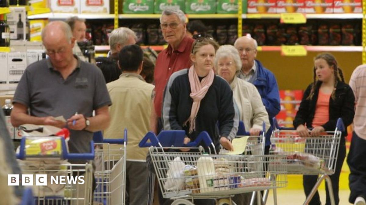 Shoppers facing 'new economic reality' change behaviour - BBC News