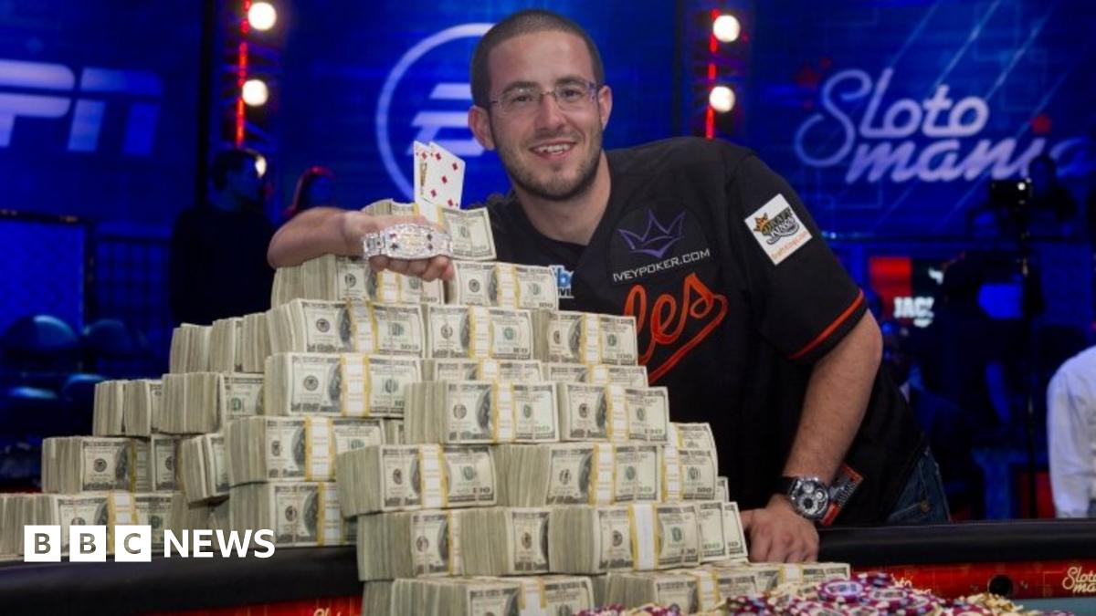 American Greg Merson wins $8.53m world poker title - BBC News