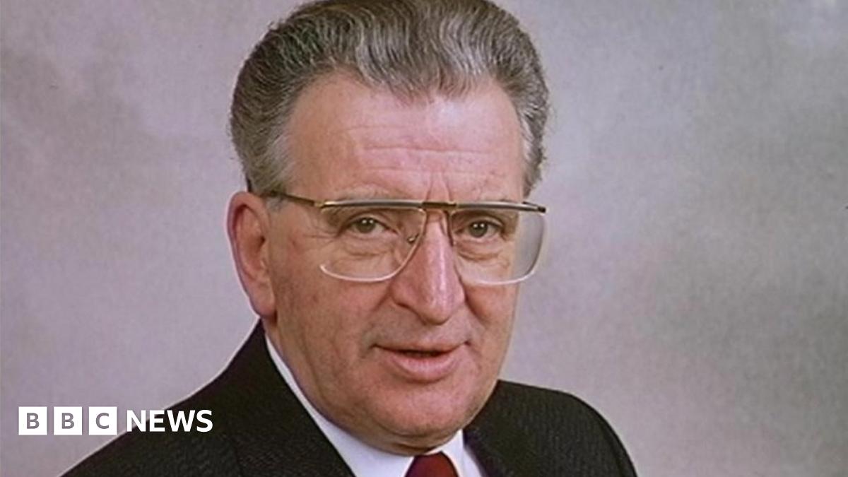 Former Pontefract MP Geoffrey Lofthouse dies - BBC News