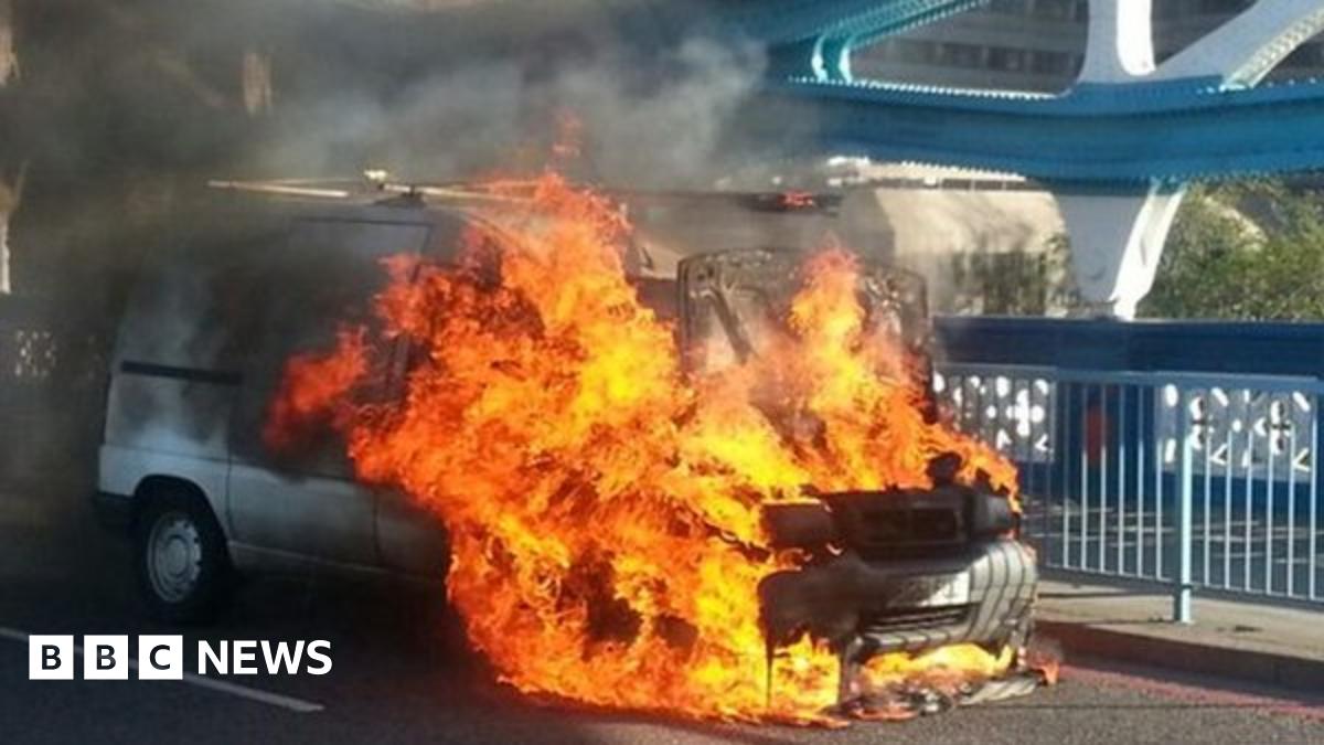Tower Bridge van fire breaks out - BBC News