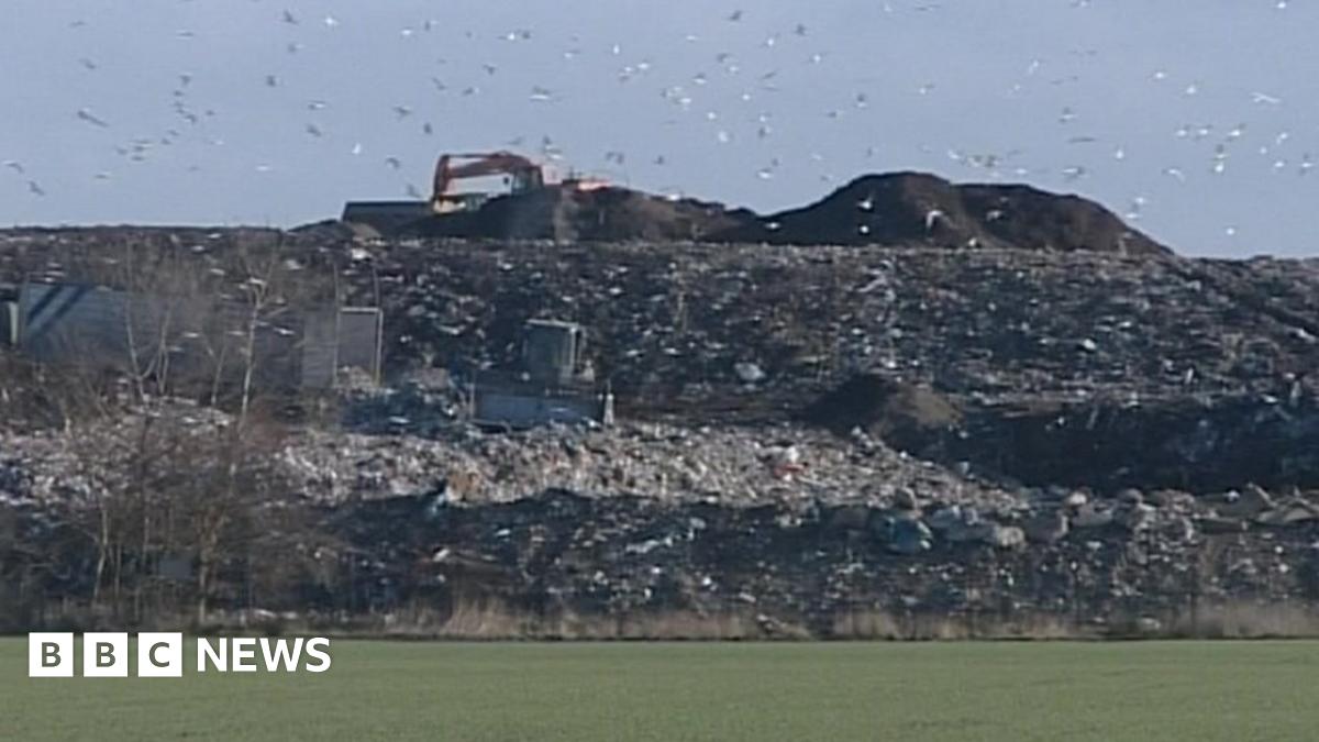 Waste tip petition started by Gilberdyke villagers - BBC News