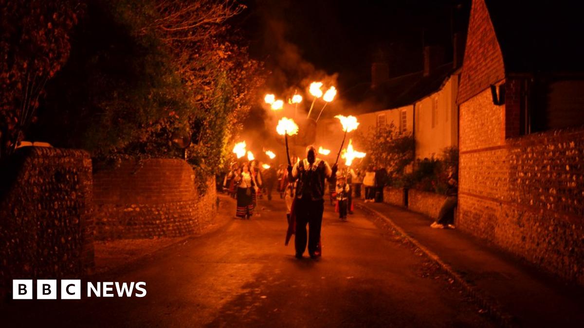 The people who celebrate bonfire night for two months - BBC News