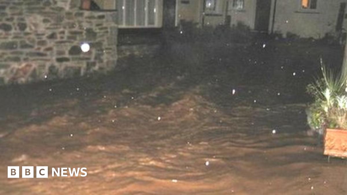 Lostwithiel flood scheme residents unhappy - BBC News