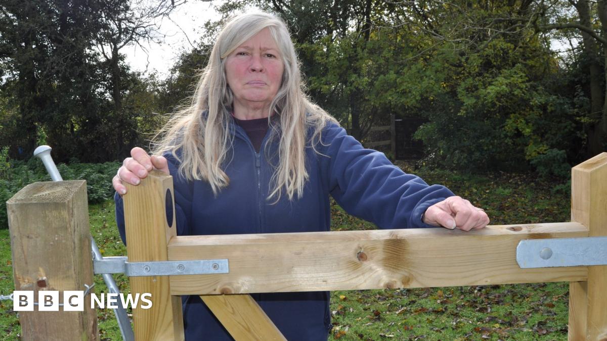 Debbie Wiseman battles council over 200-year-old footpath - BBC News