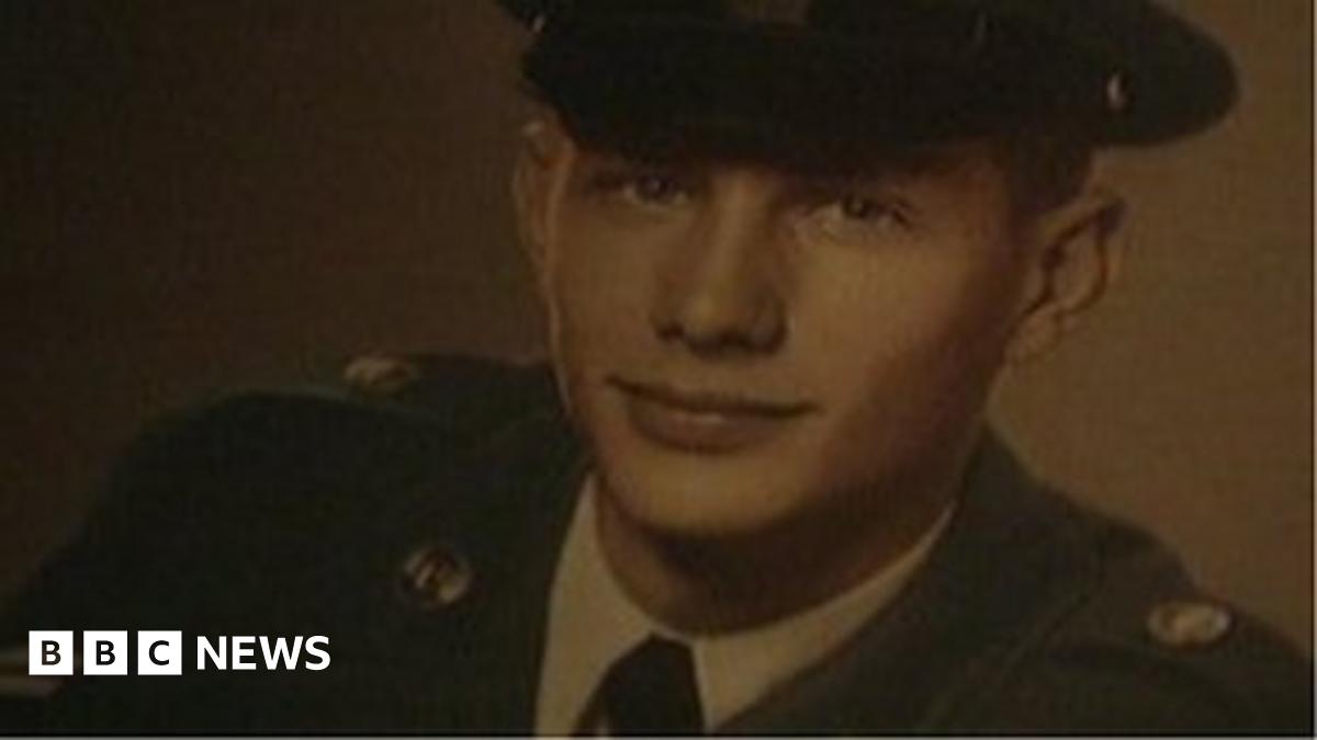 Honour for 1953 flood rescue airman Reis Leming - BBC News