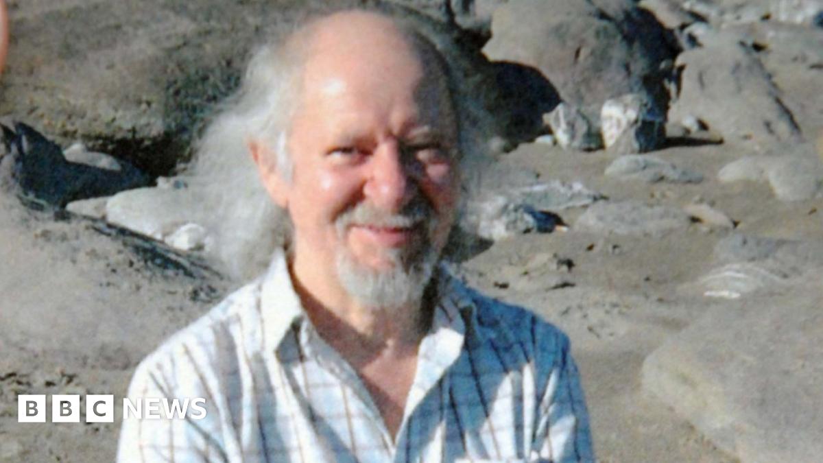 ELO cellist Mike Edwards hay bale death: Farmers cleared - BBC News