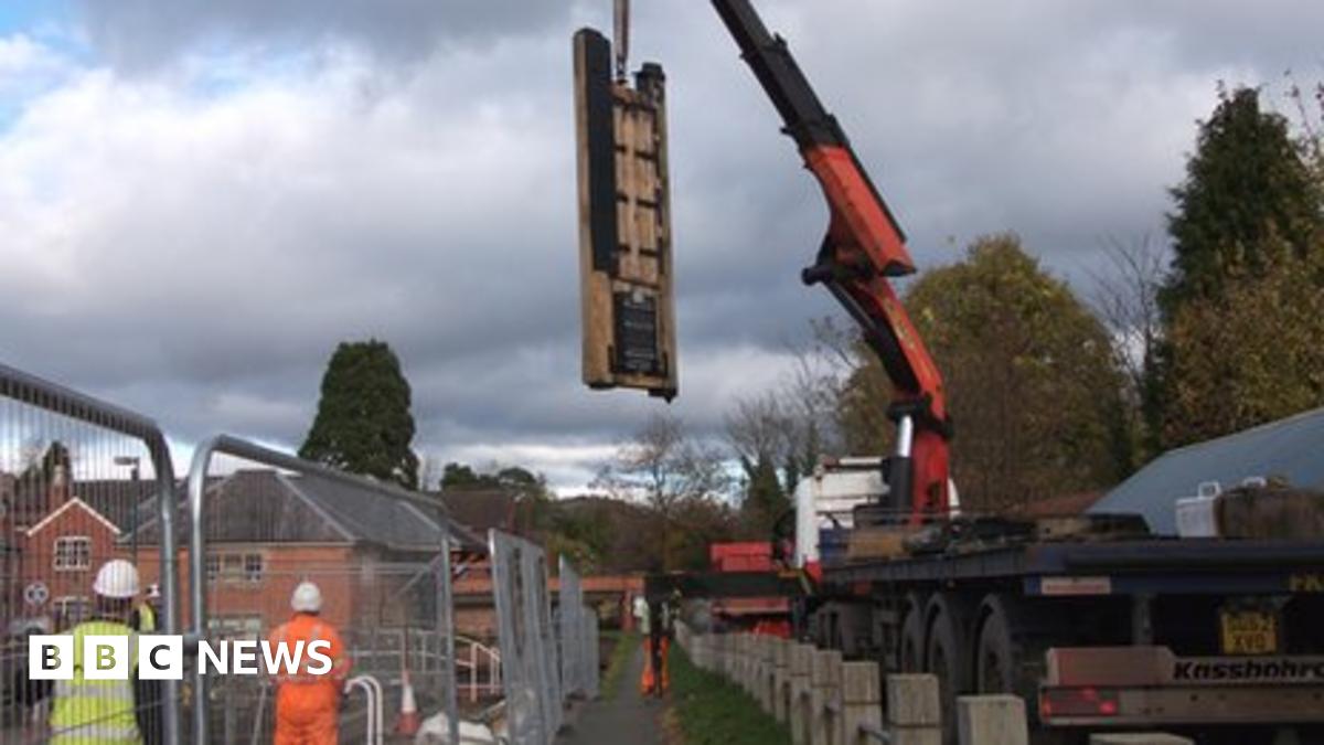 Welshpool canal: Two oak lock gates lowered into place - BBC News