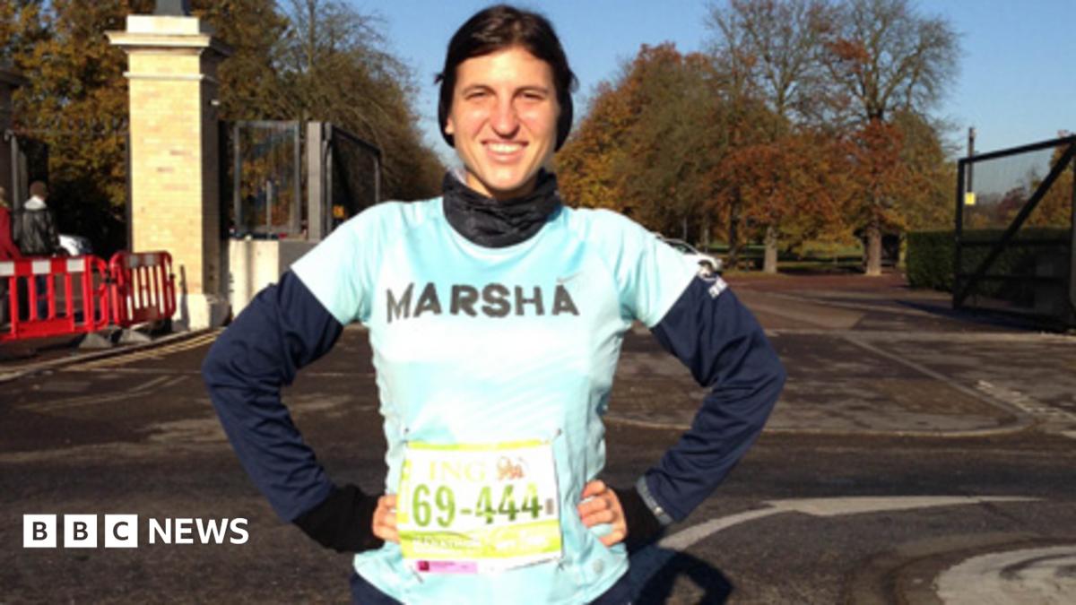 Woman completes London marathon solo run - BBC News