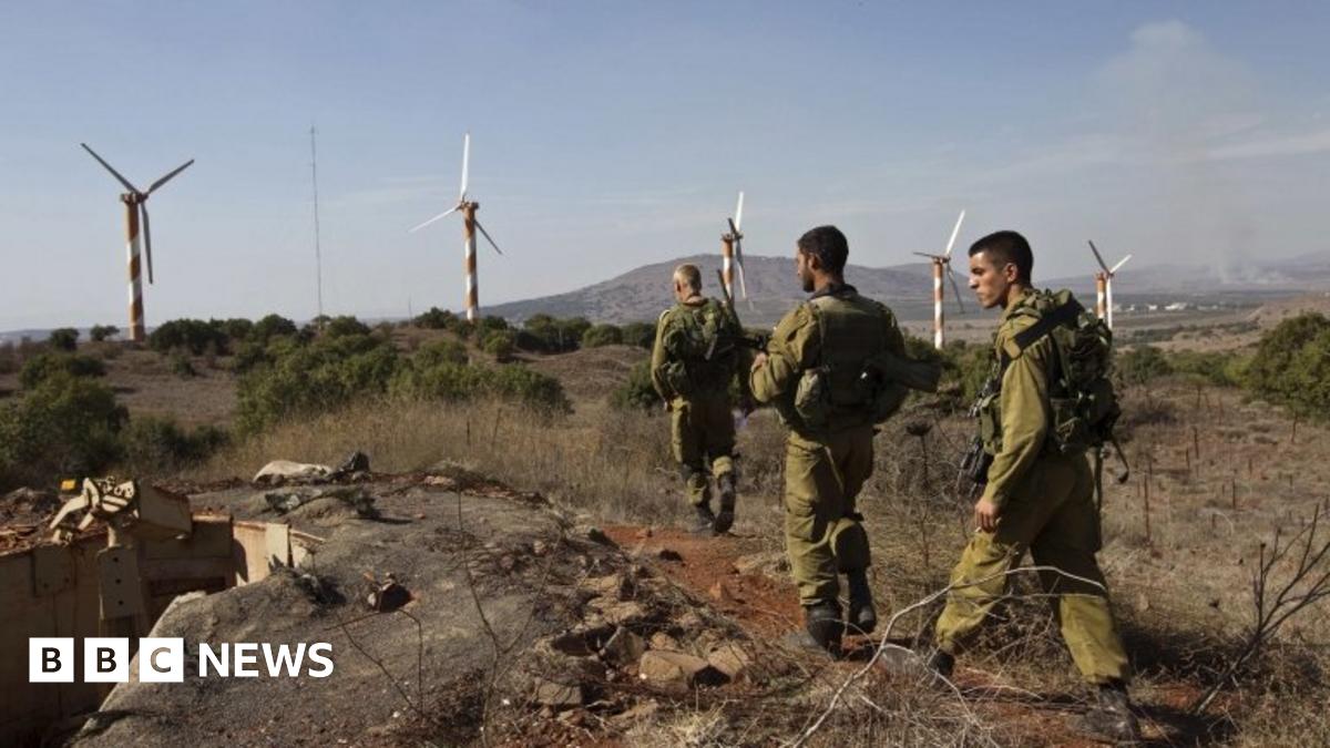 Israel fires warning shots 'after Syria mortar strike' - BBC News