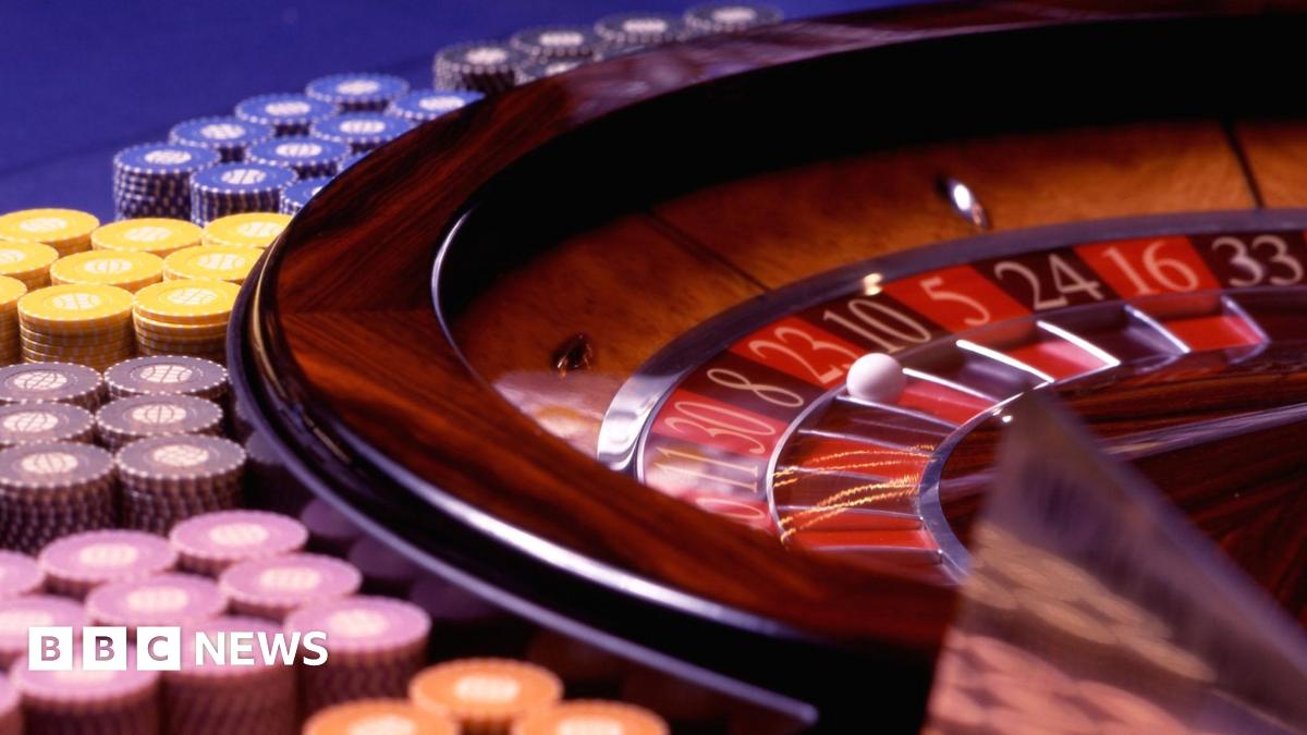 Convicted gambler David Collins stole £72,000 from father - BBC News