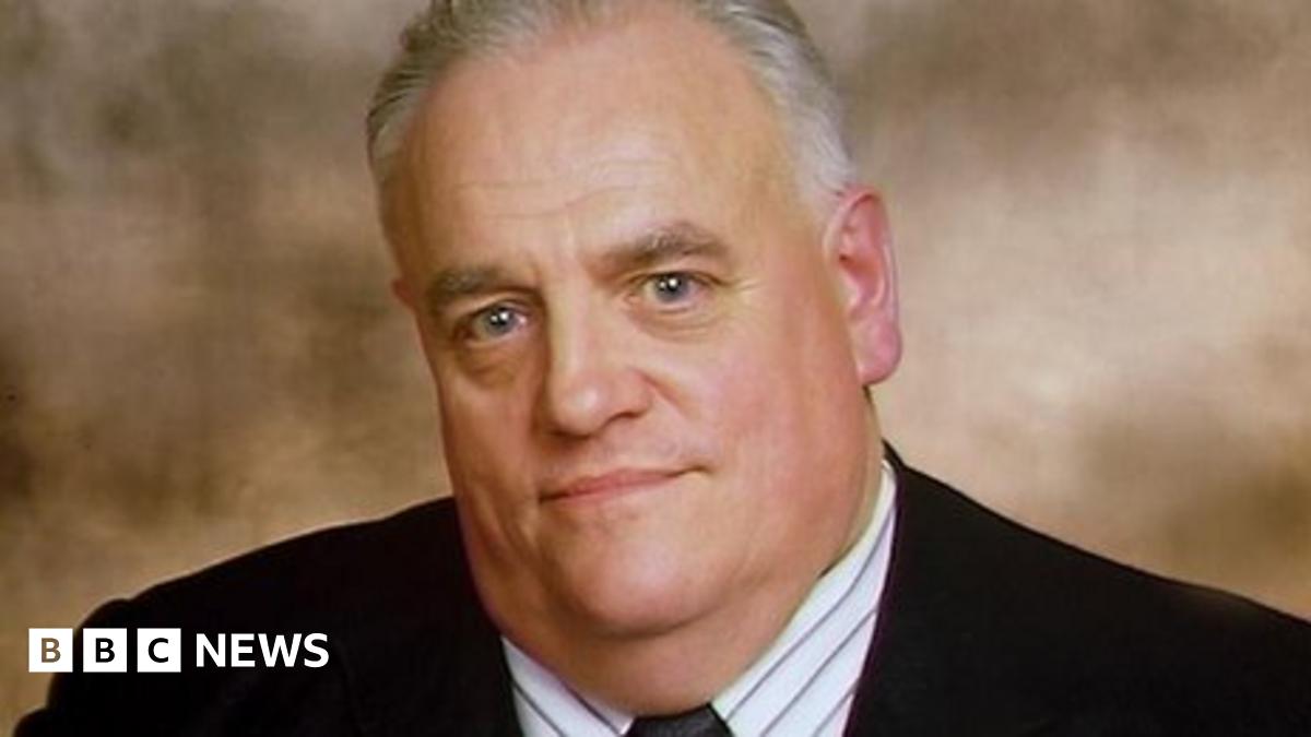 Sir Cyril Smith: Former MP sexually abused boys, police say - BBC News
