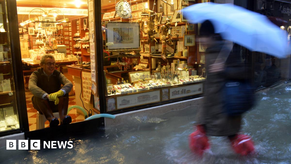Italy floods: Tuscany and Umbria take brunt of rain - BBC News