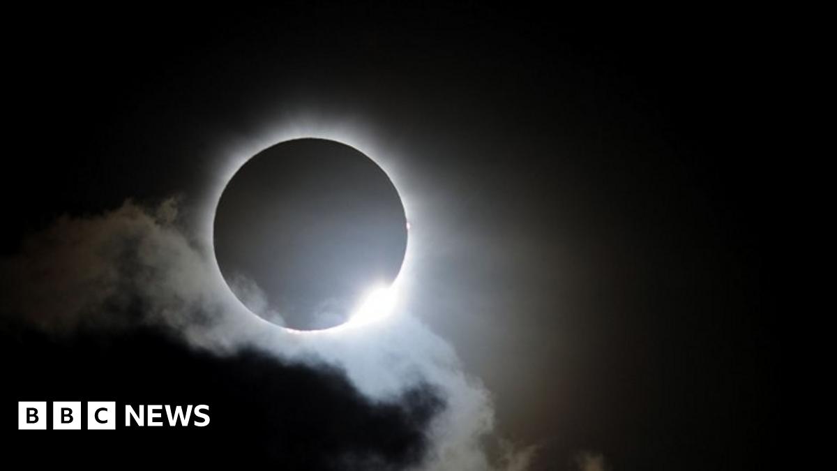 Australia solar eclipse delights thousands - BBC News