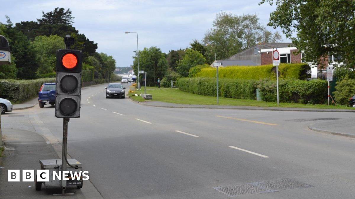 Traffic changes on commuter route in Guernsey - BBC News