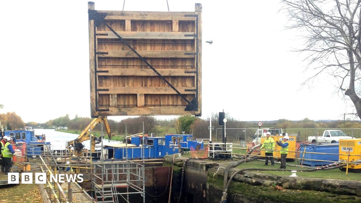 Bulholme canal lock gates craned in to place - BBC News