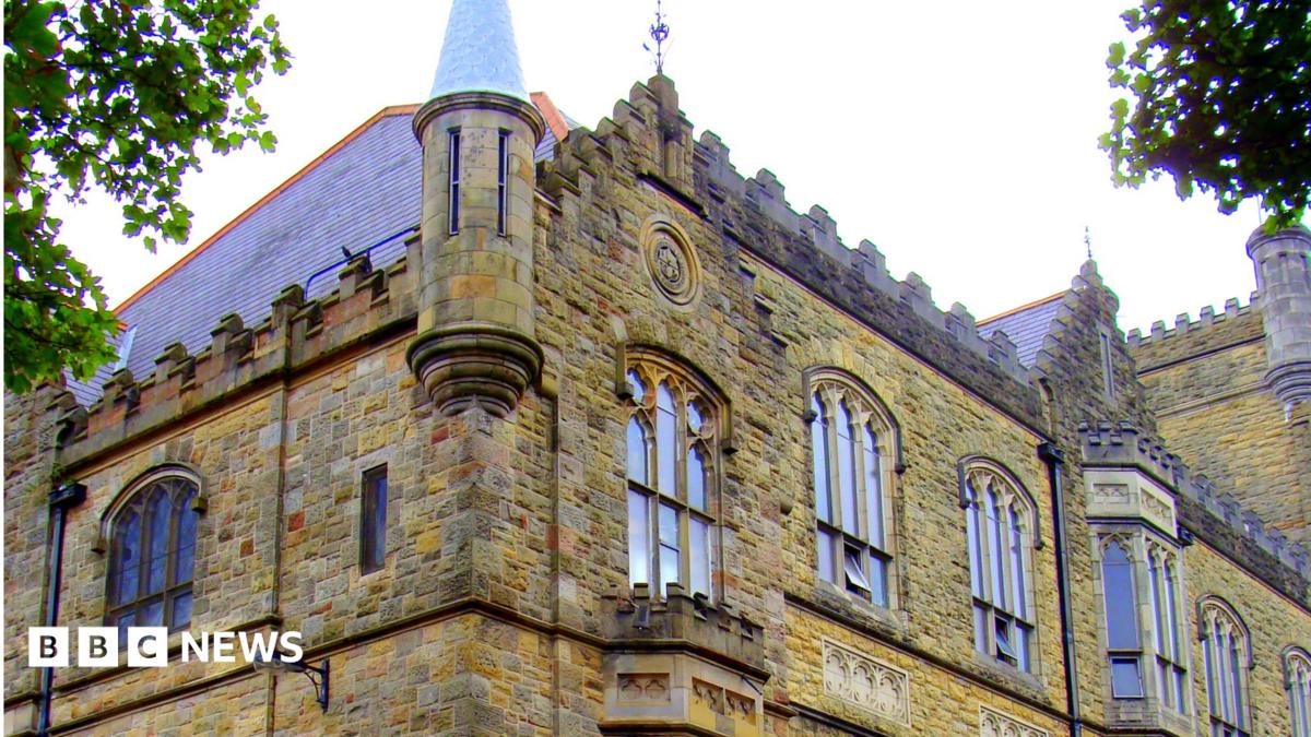 Apprentice Boys get £90,000 for Londonderry Memorial Hall - BBC News