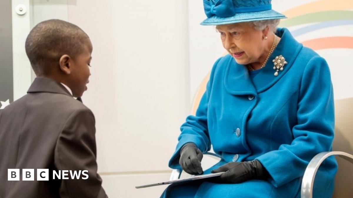 Tablet computer added to Queen's Royal Collection - BBC News