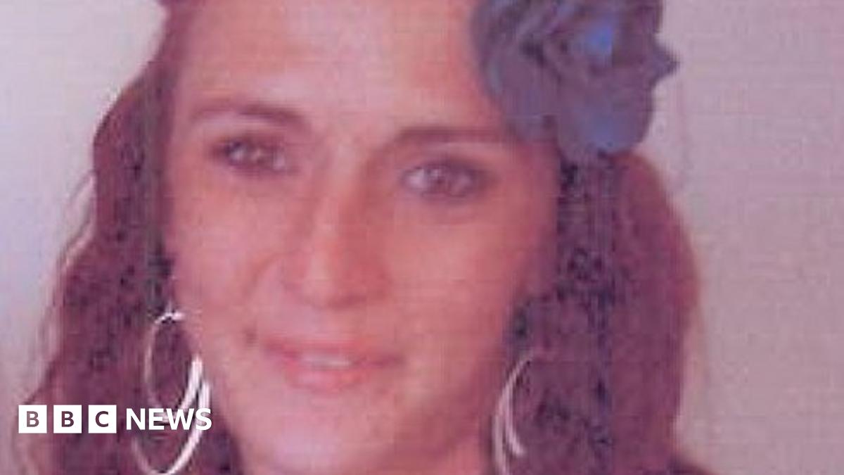 Demi Burns death probe: Family tribute to 'caring woman' - BBC News