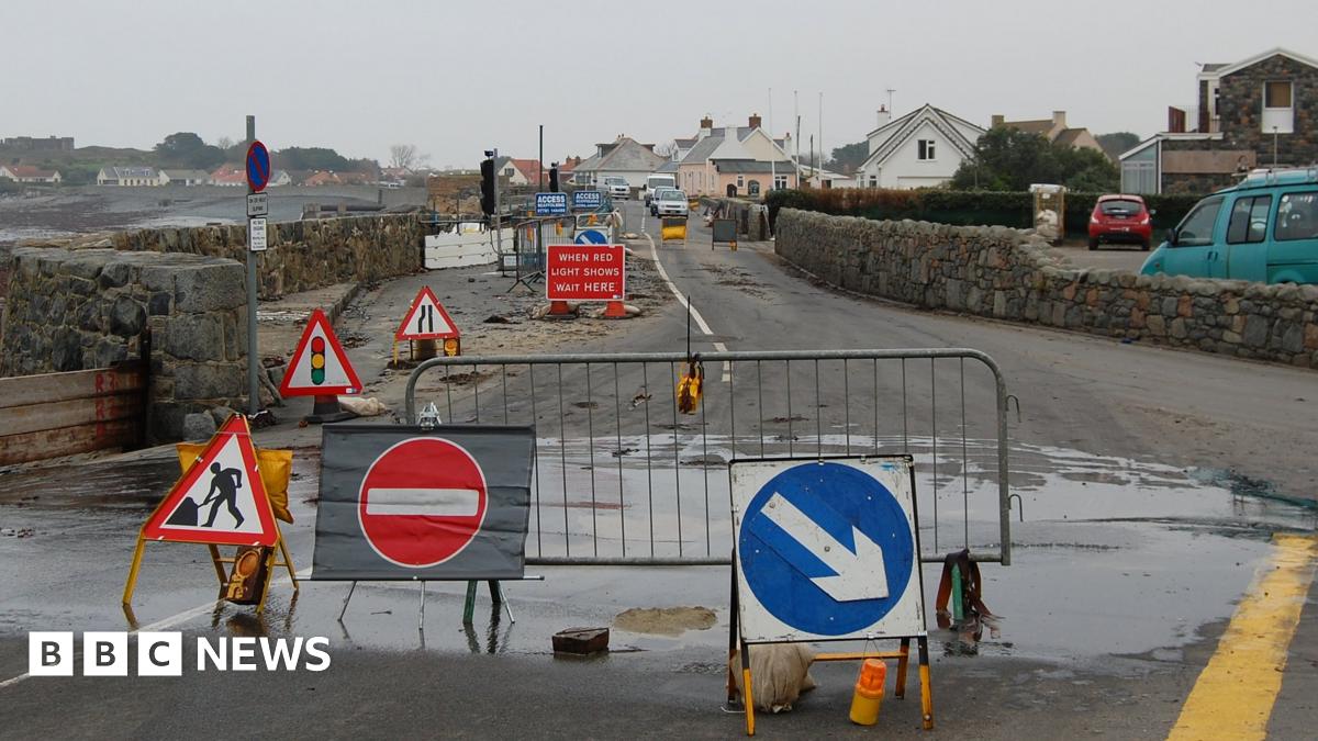 Guernsey's Perelle coast road collapses - BBC News