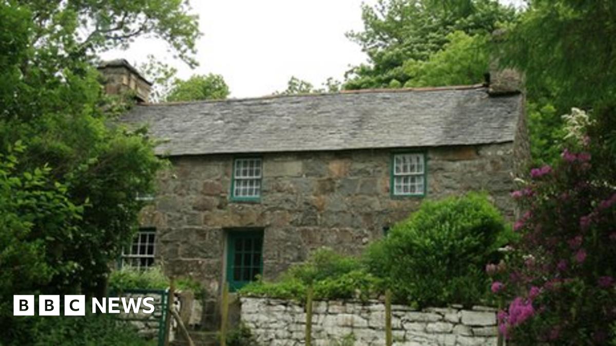 Hedd Wyn: Poet's Yr Ysgwrn home receives lottery grant - BBC News