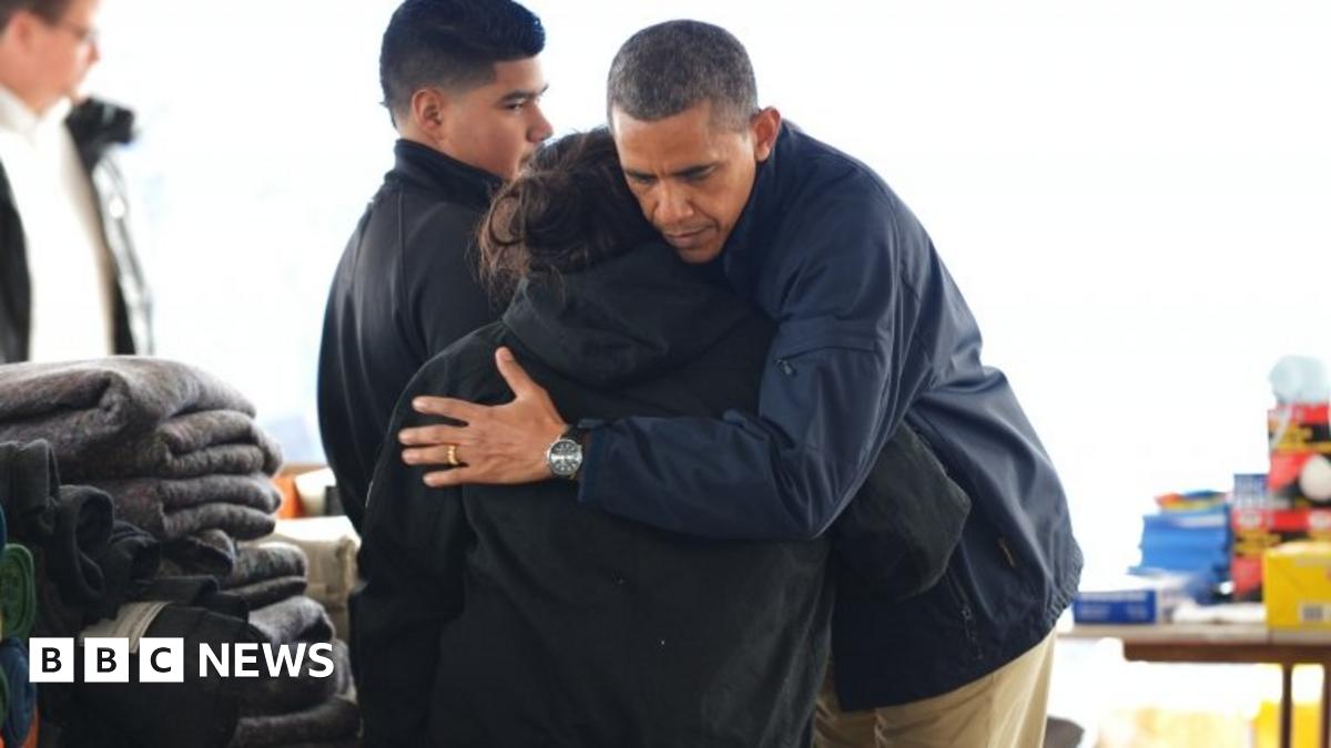 Barack Obama tours Sandy-hit New York City - BBC News