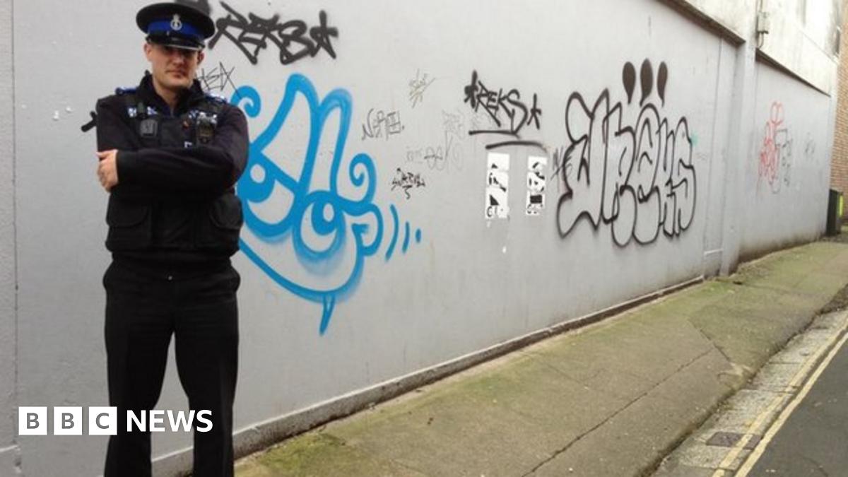 Devon Police warn over rise in graffiti in Exeter - BBC News