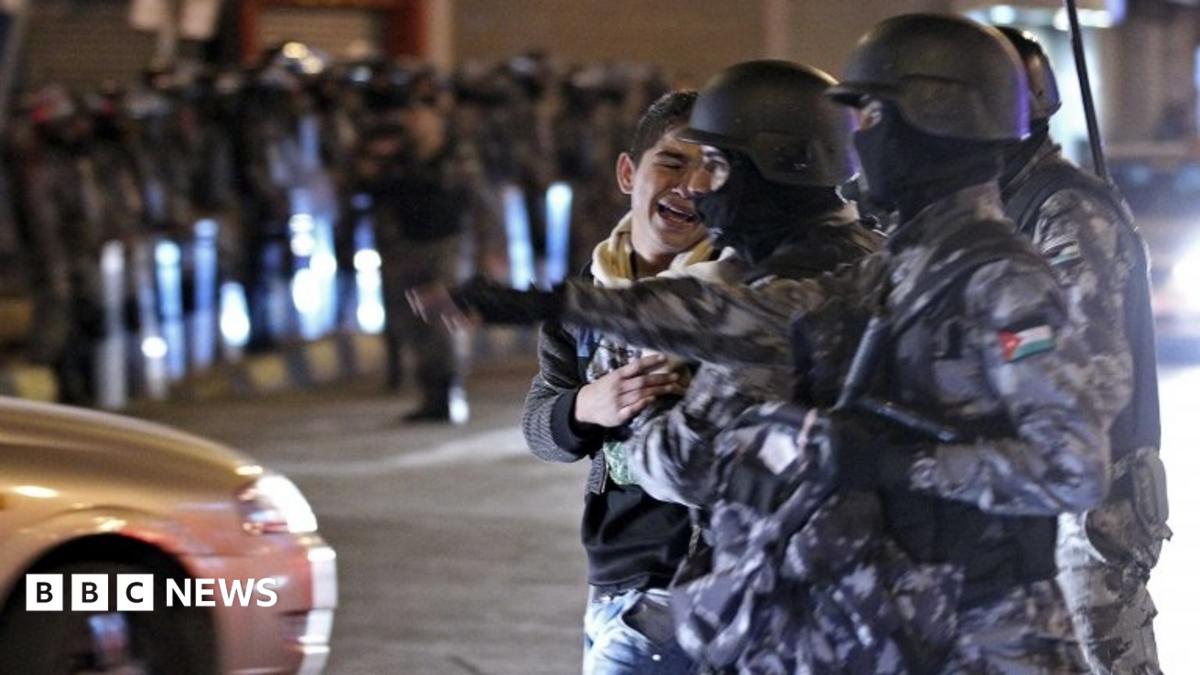 Jordan unrest: Clashes after fuel protest - BBC News