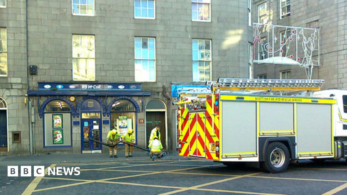 Man injured by falling traffic light in Aberdeen crash - BBC News