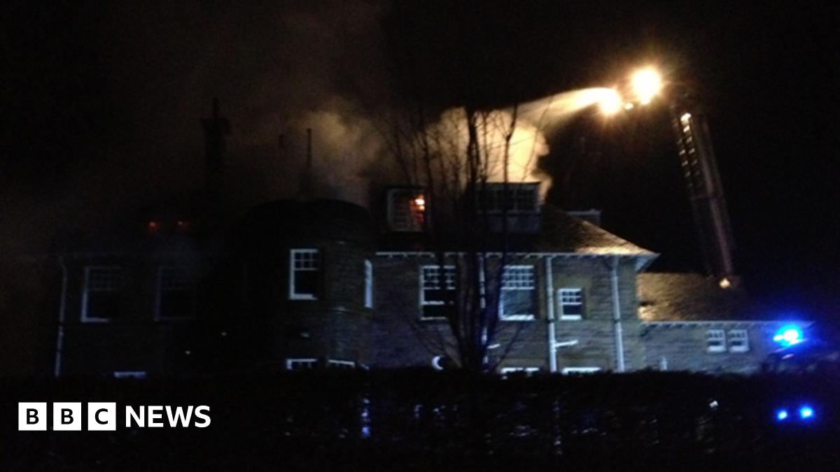 Large fire tackled at Glenbervie Kindergarden in Larbert - BBC News