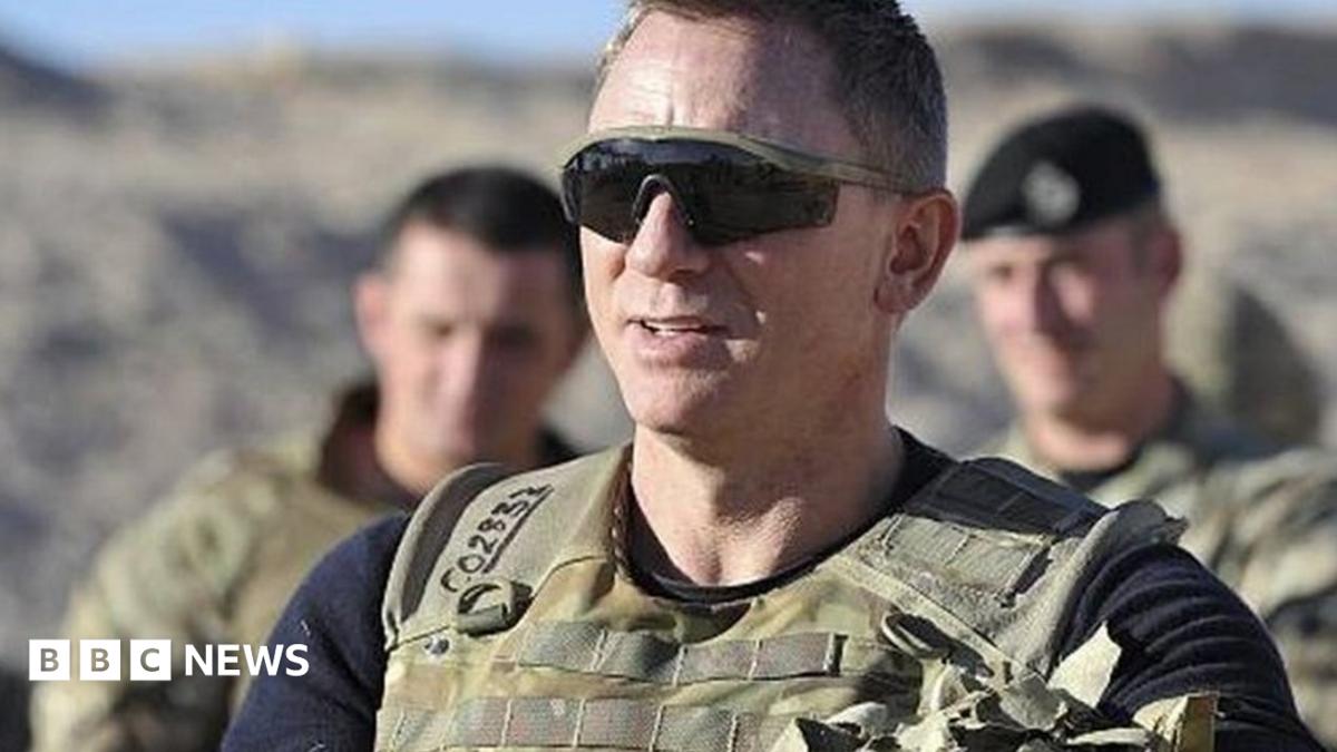 James Bond star Daniel Craig visits Camp Bastion troops - BBC News