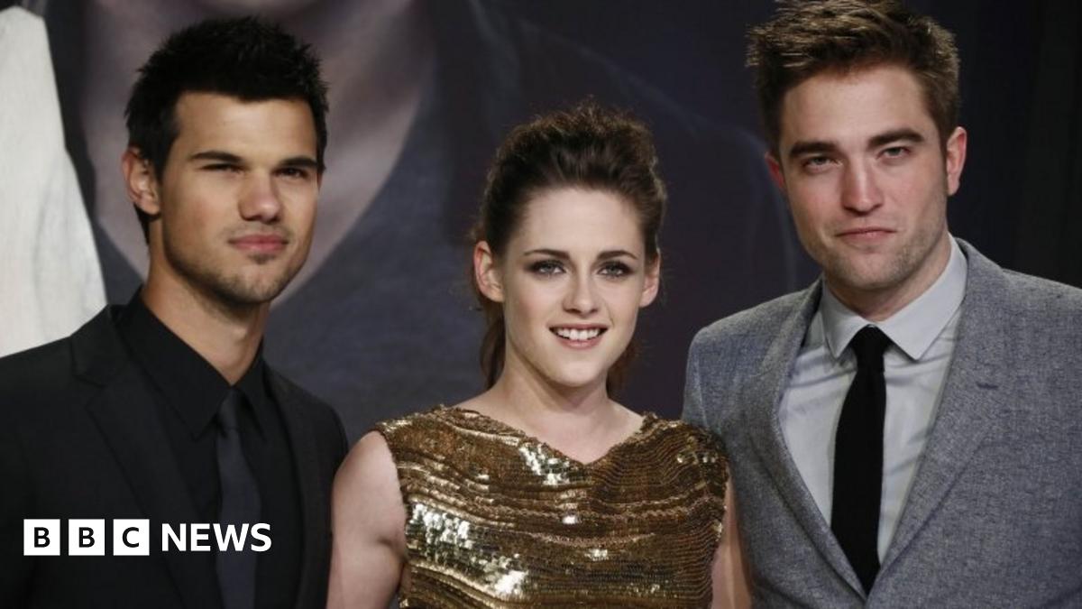 Twilight finale holds firm at number one - BBC News