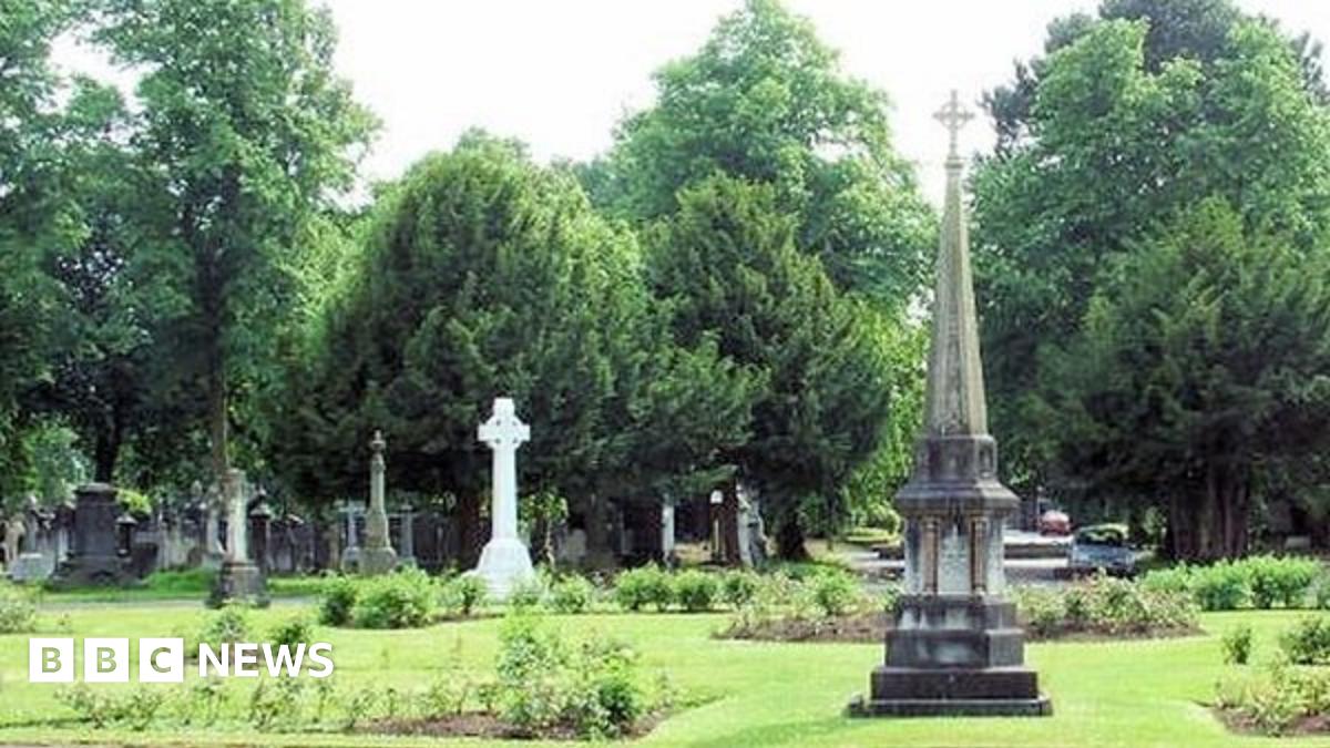 Manchester cemetery tours tell stories of famous residents - BBC News