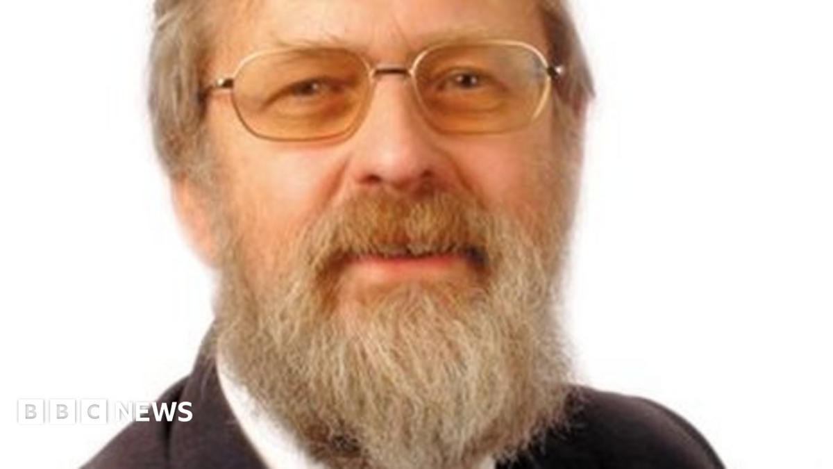 Boston Borough Council defend chief executive's salary - BBC News