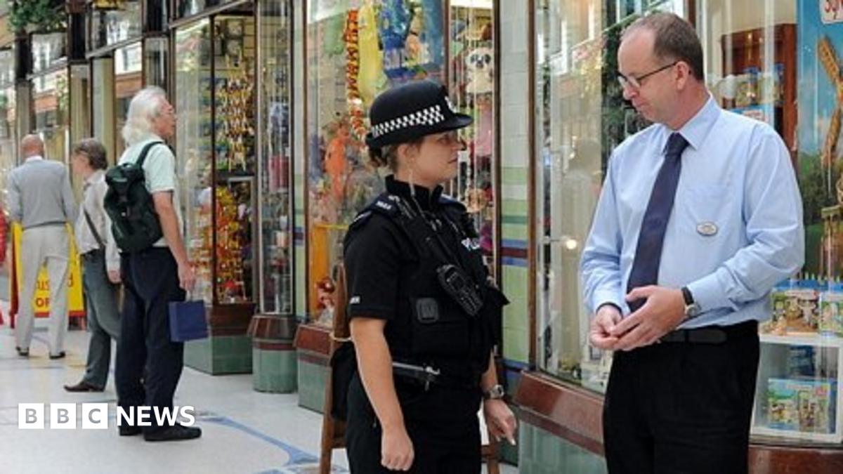 Norfolk police uniform shirts set for switch - BBC News