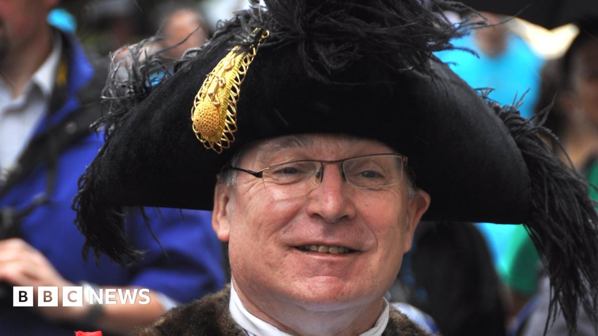 Bristol Lord Mayor Peter Main has cancer treatment - BBC News