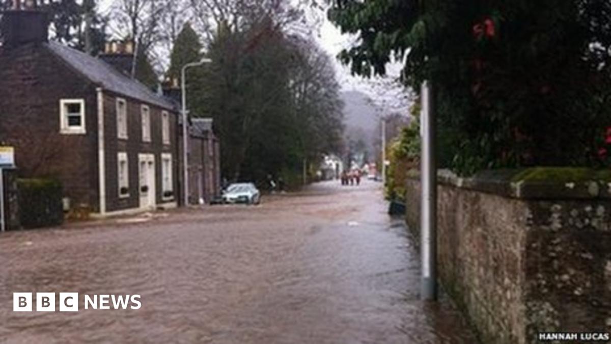 Perthshire village of Comrie braced for more flooding - BBC News