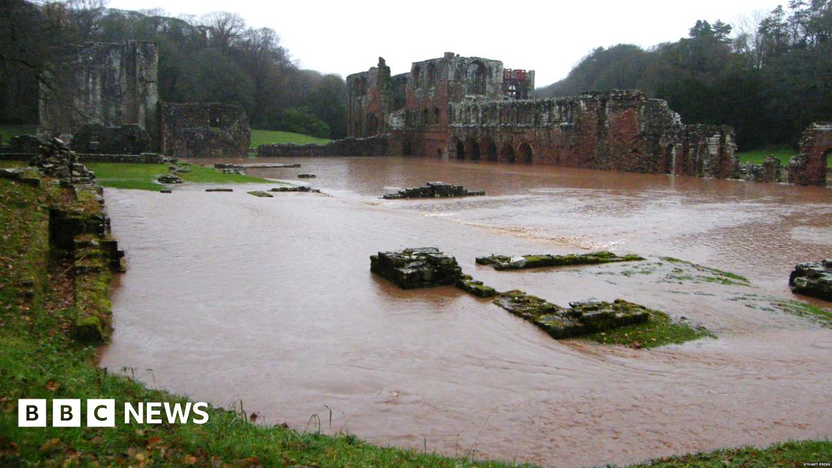 Clean up after Cumbria floods - BBC News