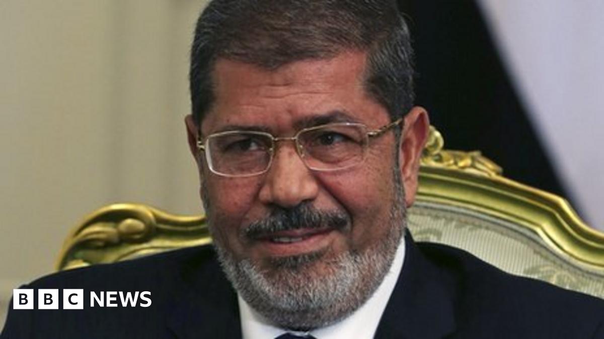Egypt's President Mursi assumes sweeping powers - BBC News