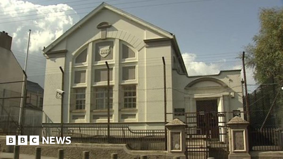 Four Northern Ireland courthouses set to close by 2014 - BBC News