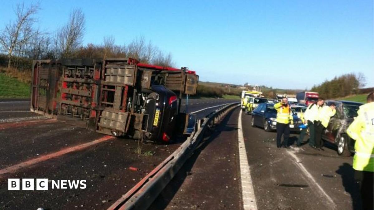 Overturned car transporter shuts M40 - BBC News