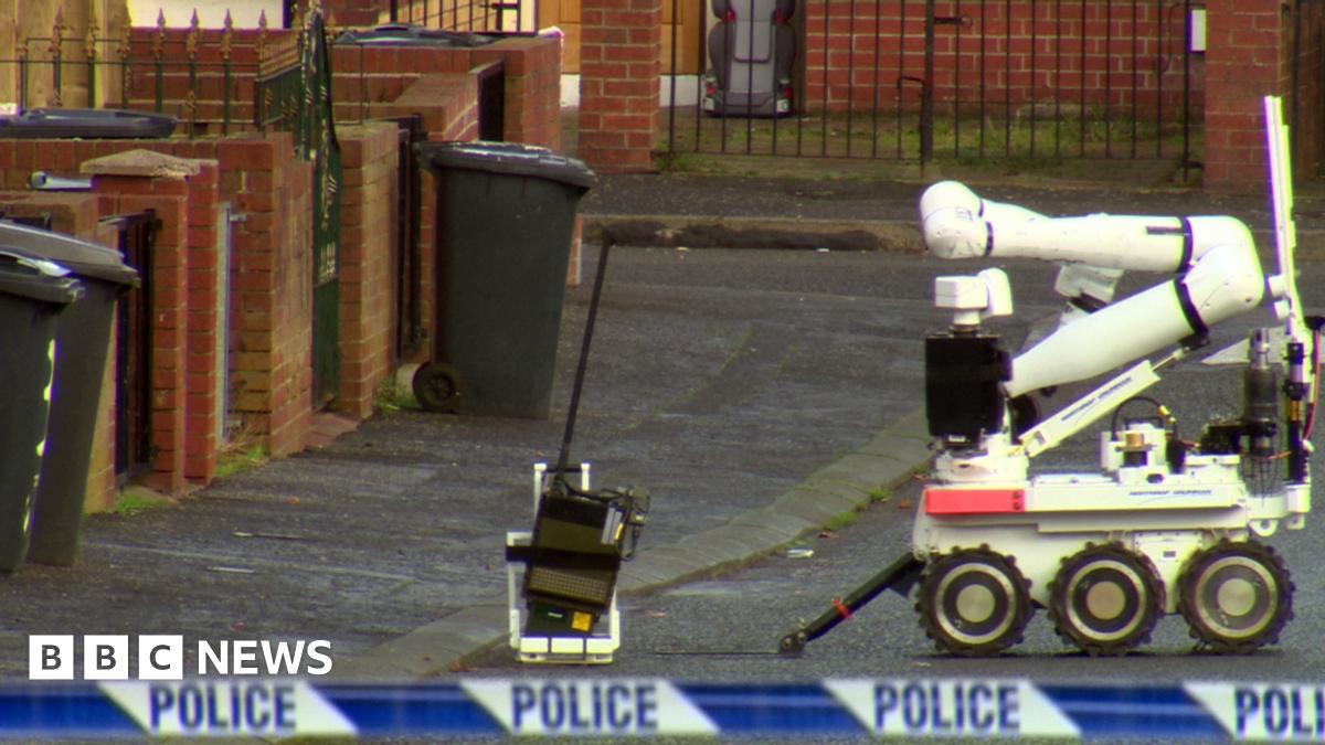 Viable pipe bomb is found in north Belfast alert - BBC News